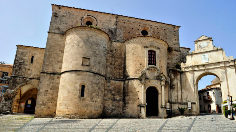 Gerace, la Basilica un autentico gioiello architettonico • Meraviglie ...