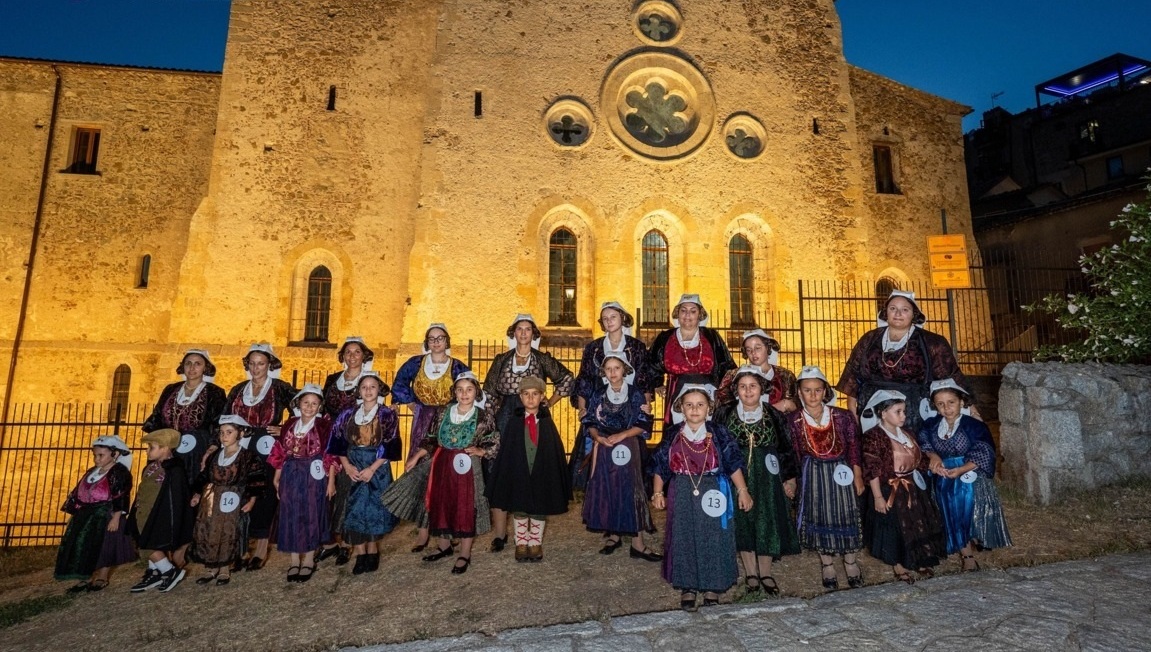 Miss Pacchiana, la danza delle radici tra seta e memoria • Meraviglie ...